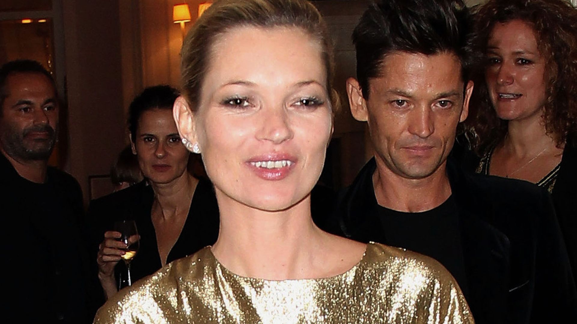 Hoppla! Kate Moss als wackeliger Goldbarren | Promiflash.de