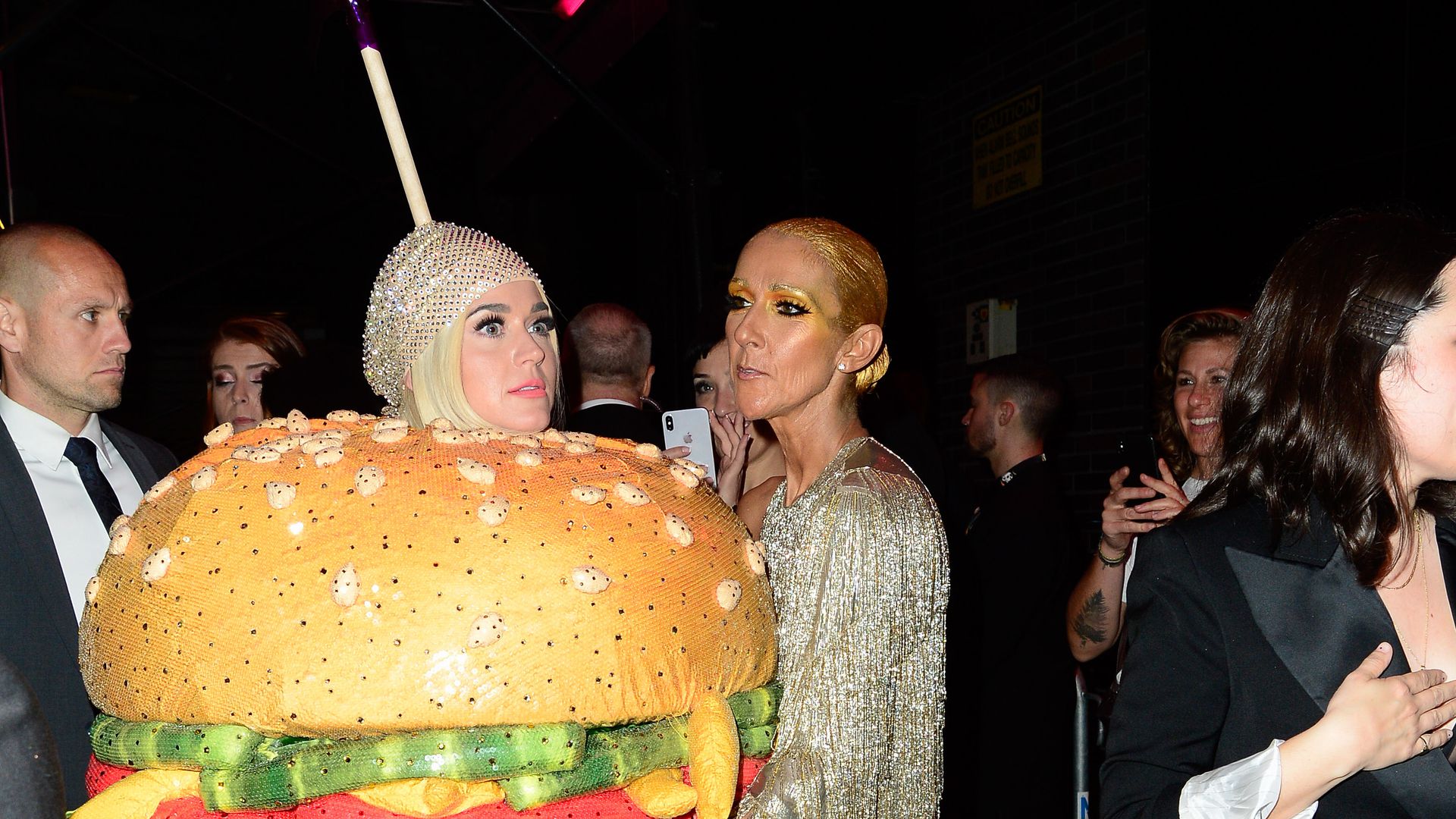 Zu viel des Guten? Katy Perry als Burger bei Met-After-Party ...