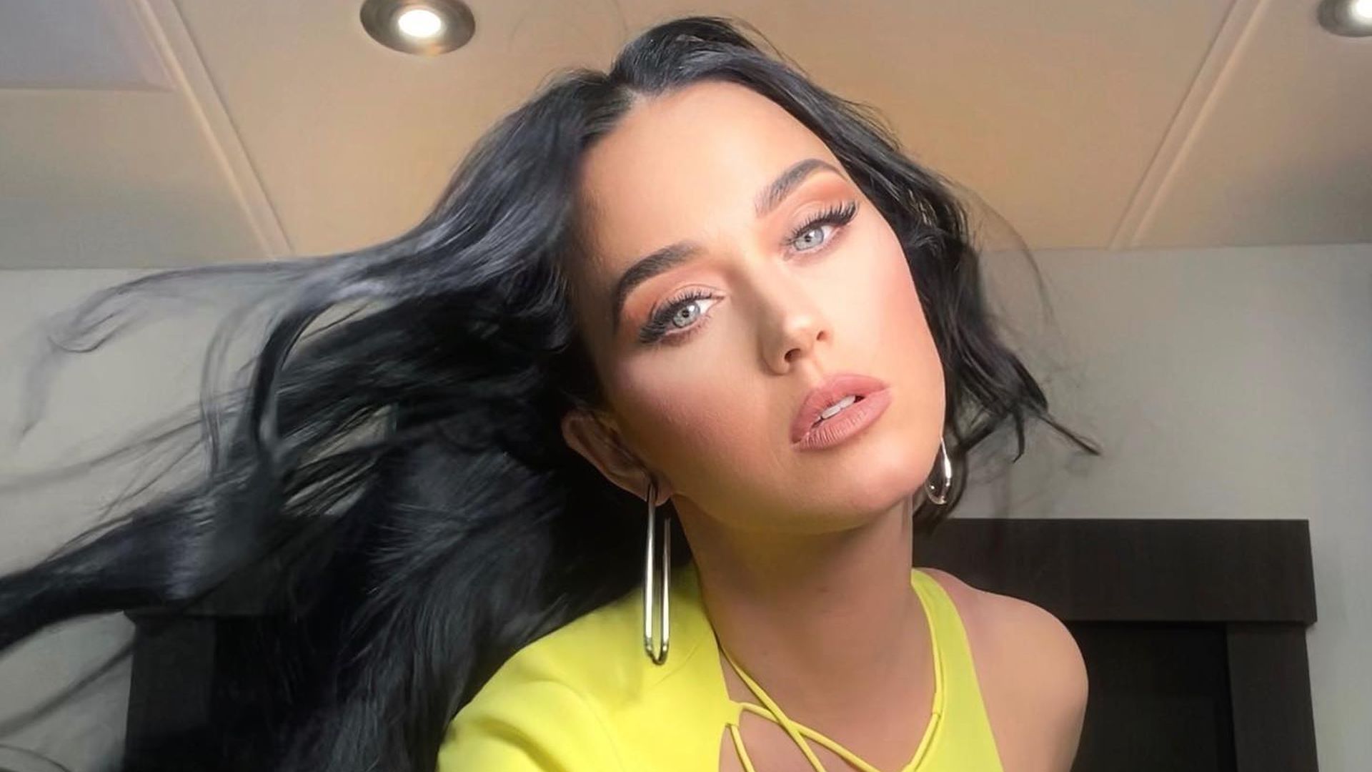 Ein Traum in Gelb: Katy Perry präsentiert ihre heißen Kurven