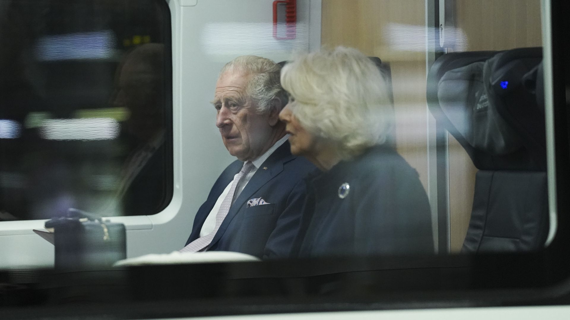 König Charles und Camilla sorgen mit ICE-Reise für Lacher!