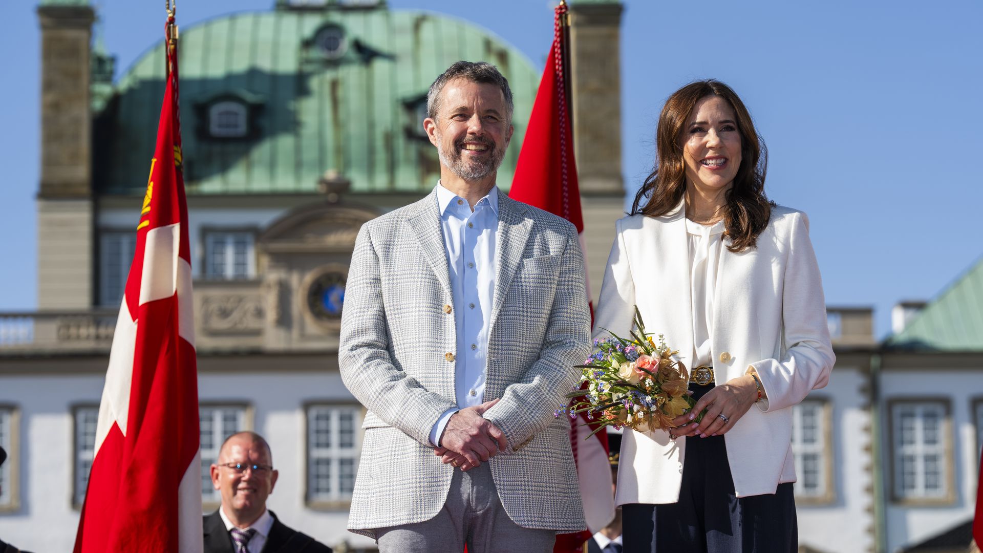Süßer Moment: König Frederik und Mary begrüßen sich mit Kuss