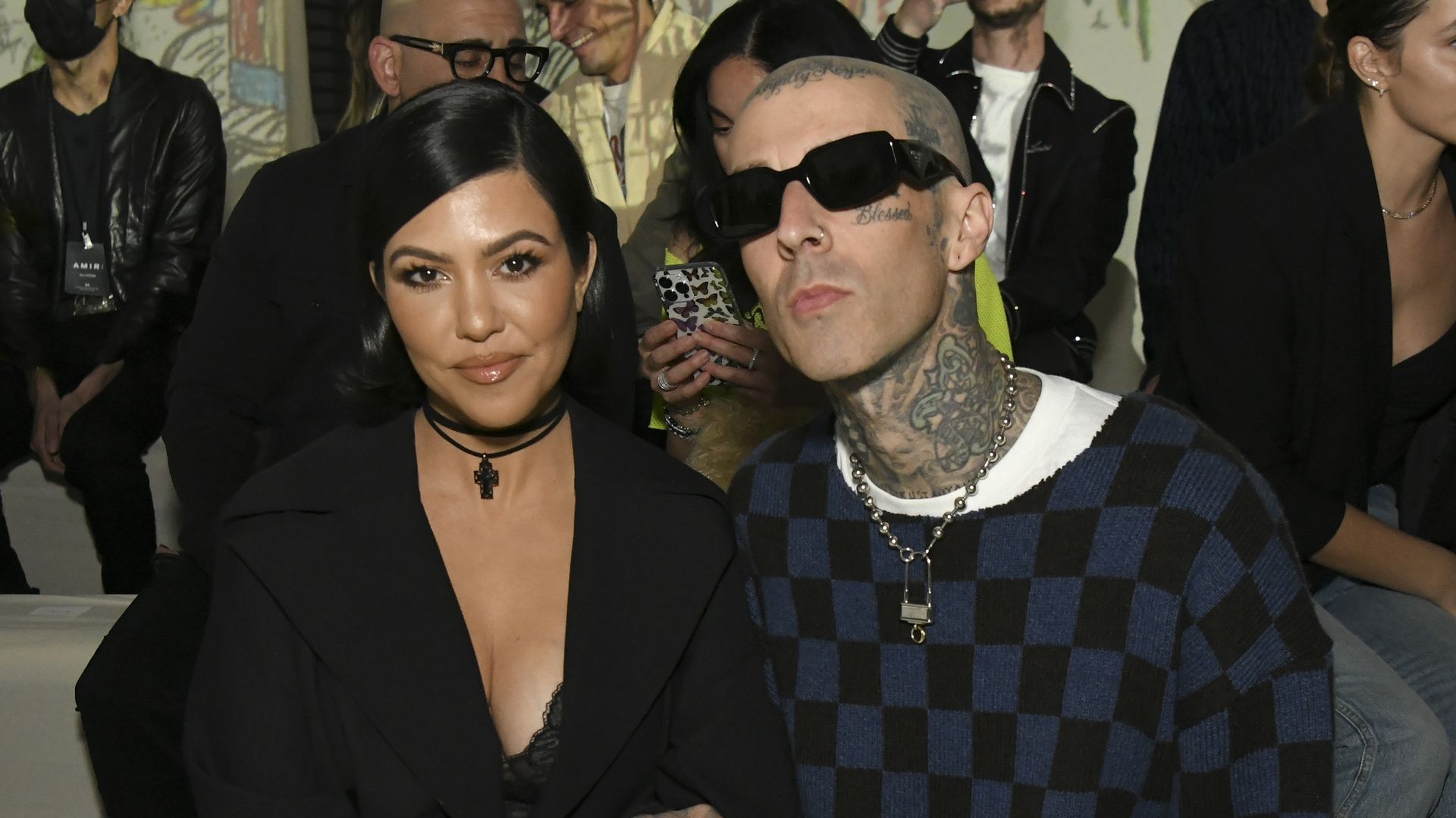 Am Strand: Kourtney Kardashian und Travis machen heftig rum