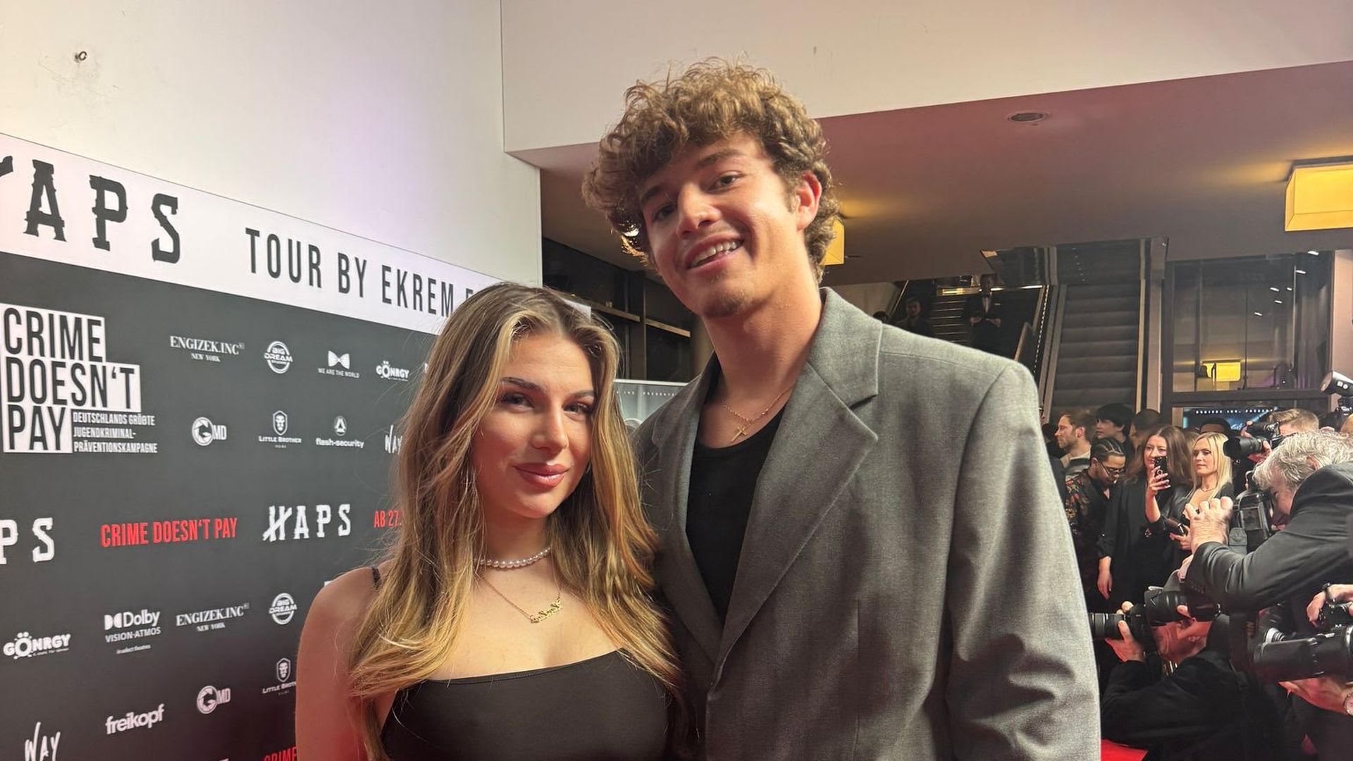 Garry Secret strahlt mit neuer Flamme bei "HAPS"-Premiere