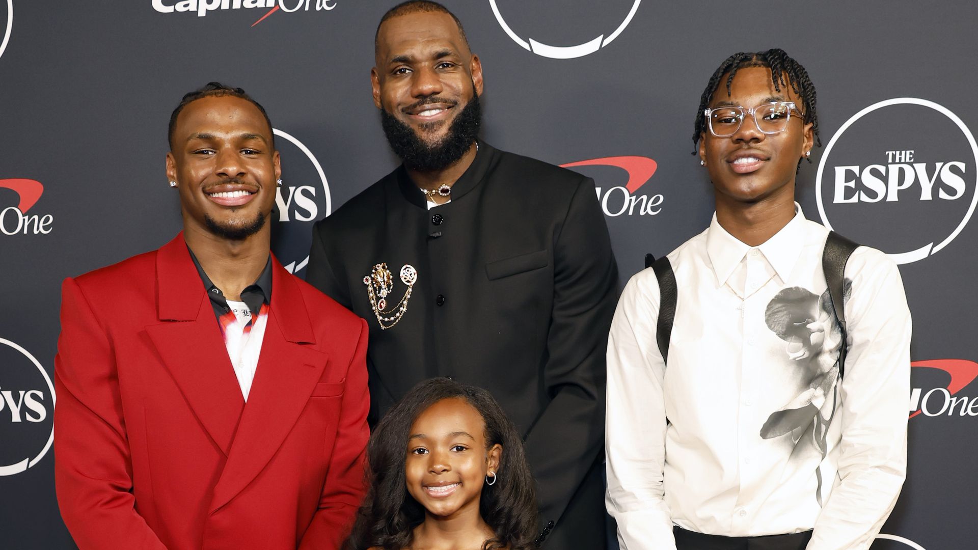 LeBron James' Sohn Bryce unterzeichnet Basketball-Vertrag