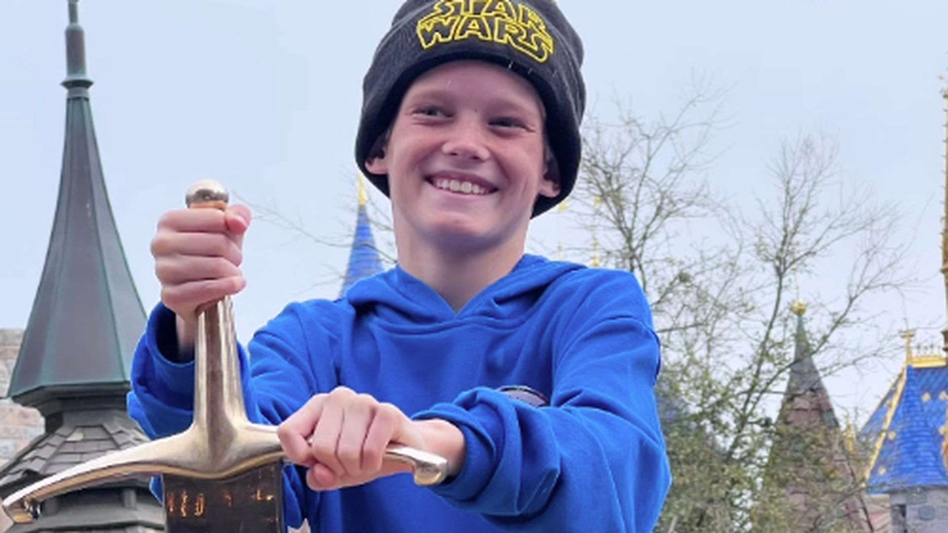 Luca Cruz Comrie | Promiflash