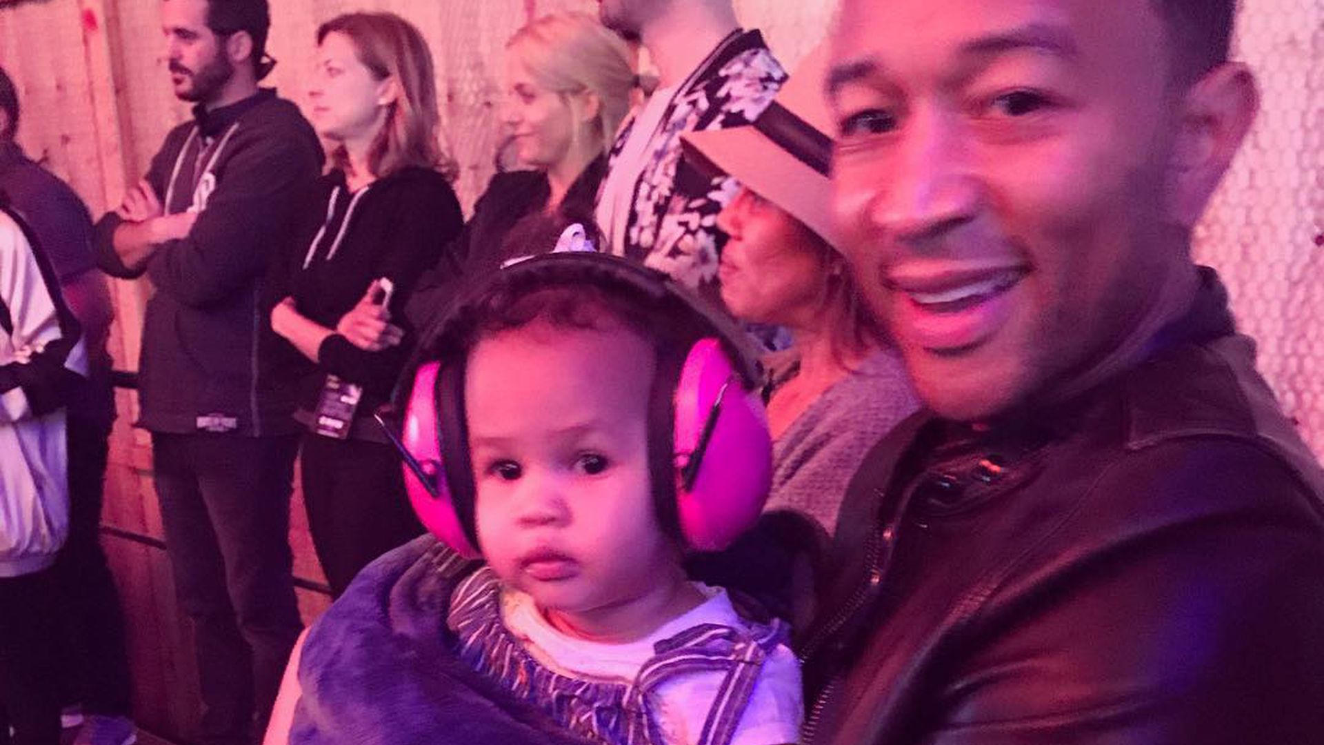 Familien-Support für Chrissy: John Legend backstage mit Luna ...