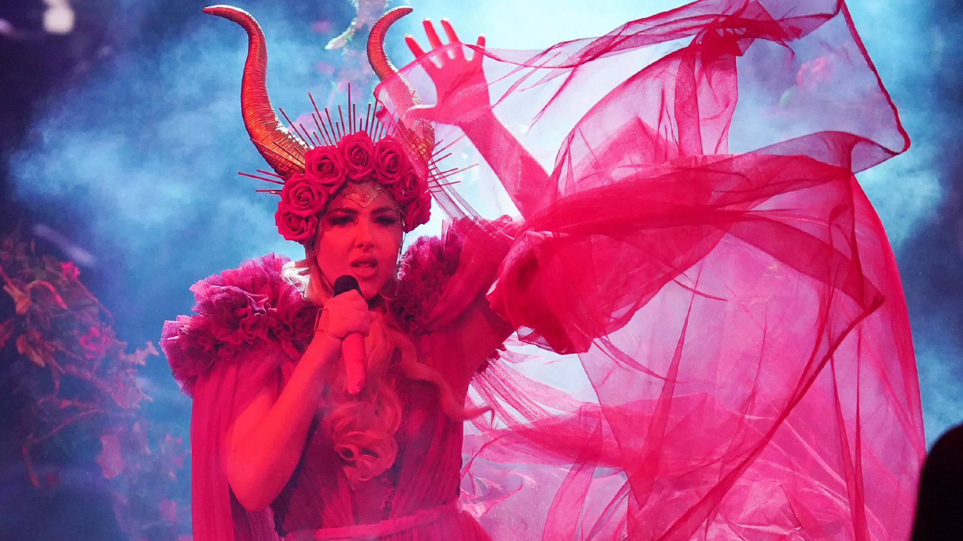 Lydia Kelovitz flasht mit ihren Outfits im DSDS-Halbfinale