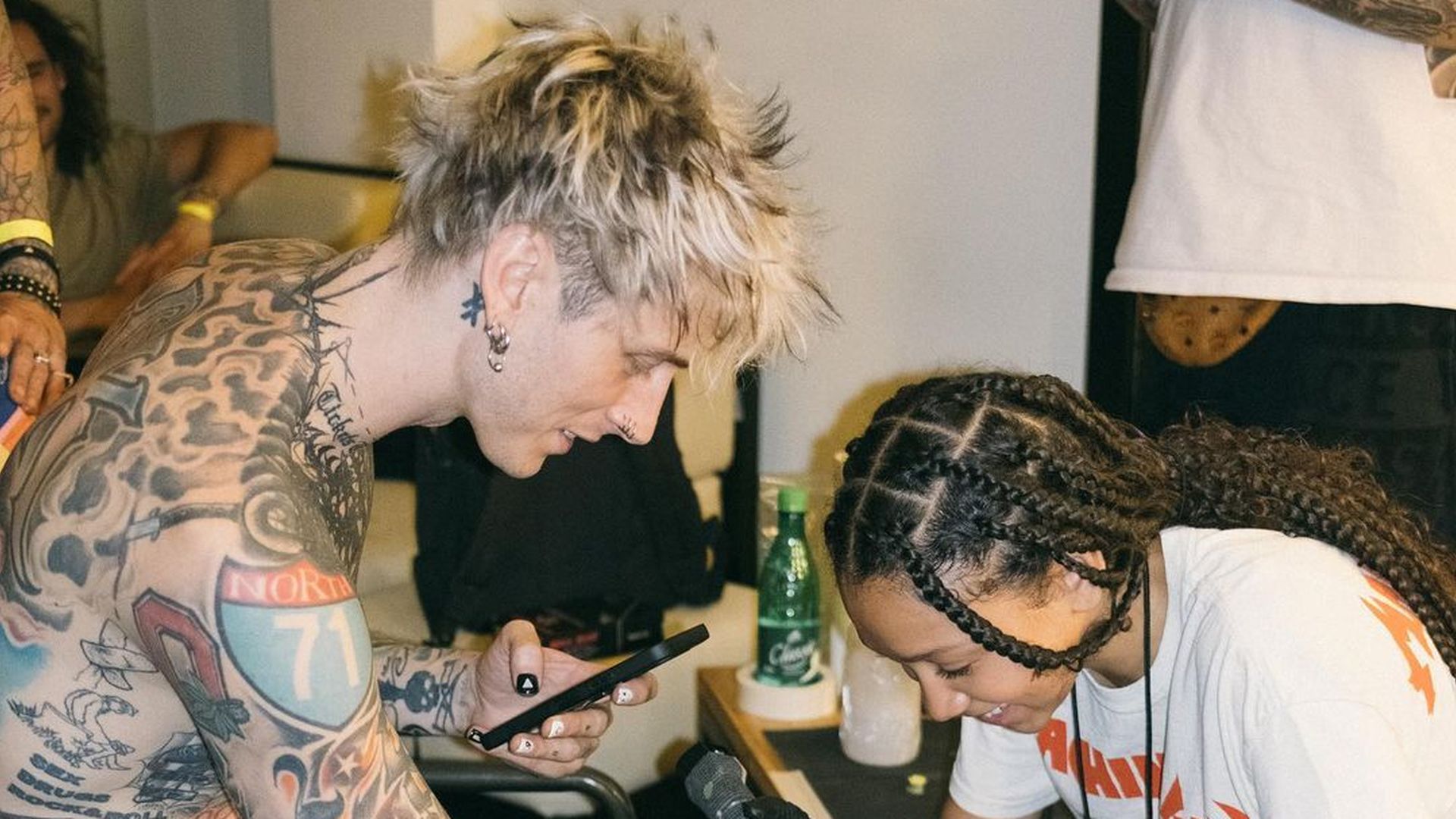 Machine Gun Kelly teilt seltene Bilder mit seiner Tochter