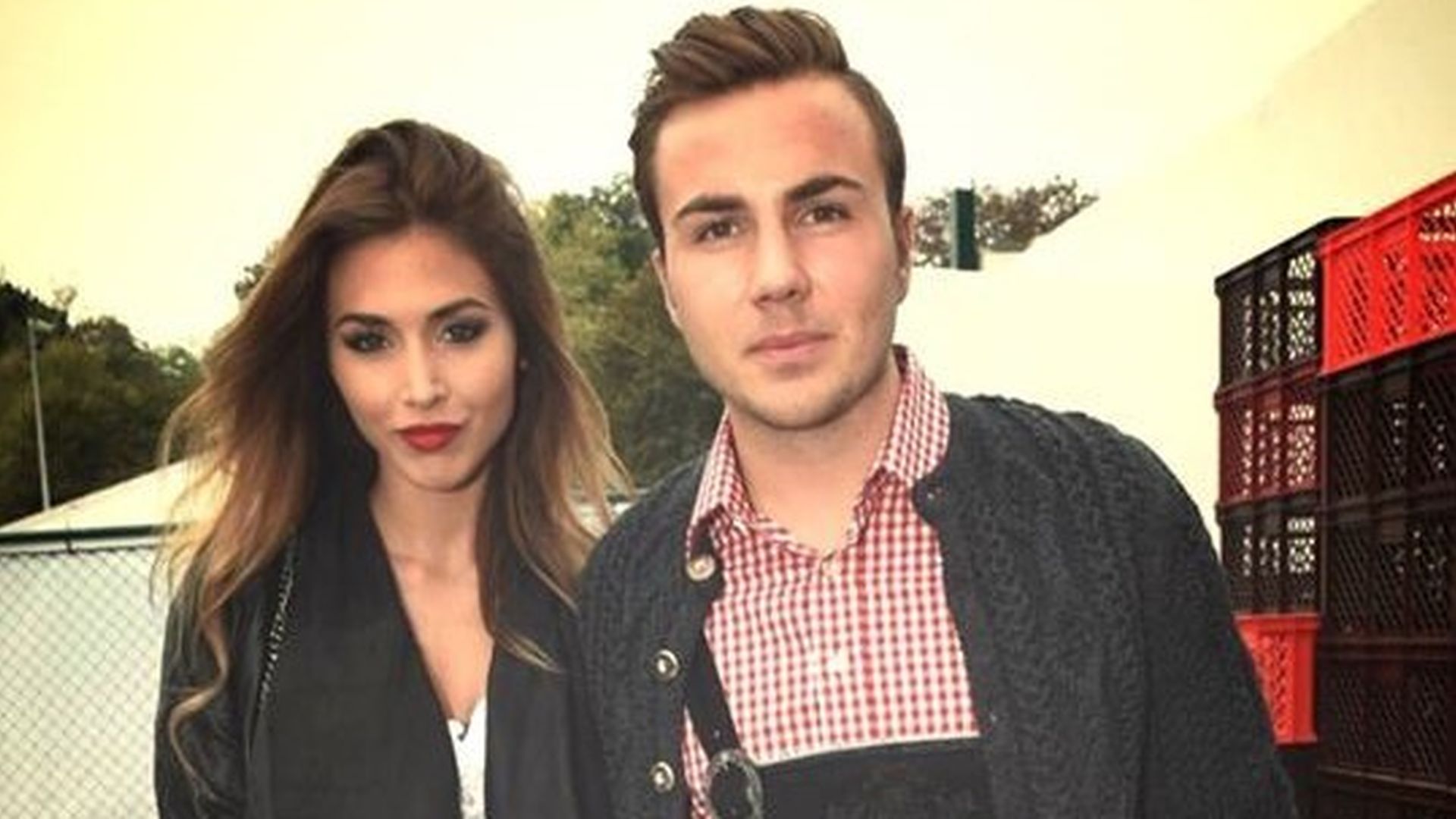 Mario Götze & Ann-Kathrin: Verliebt auf der Wiesn | Promiflash.de