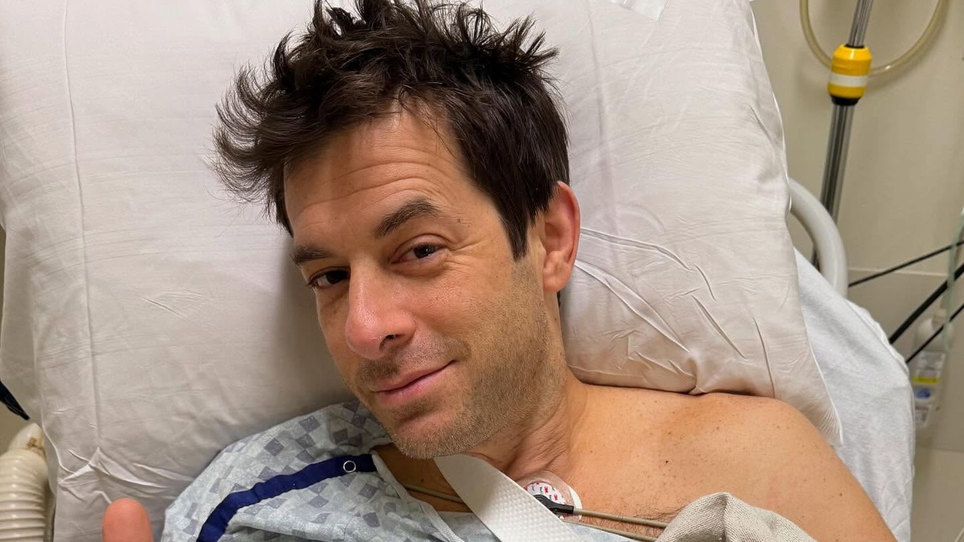 DJ Mark Ronson reißt sich während Auftritt die Bizepssehnen