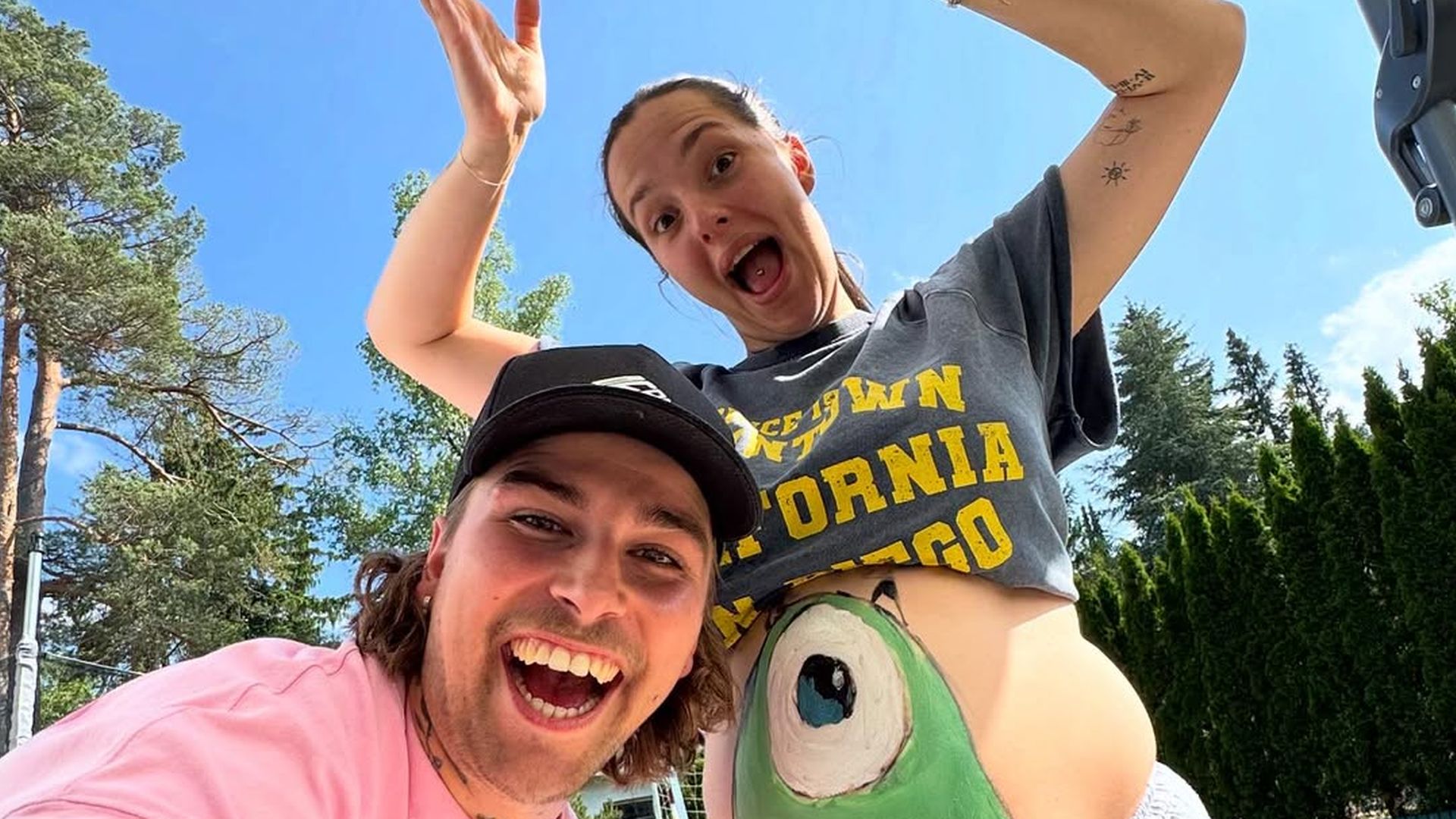 Die Vorfreude steigt: Matze und Lejla Höhn bemalen Babybauch