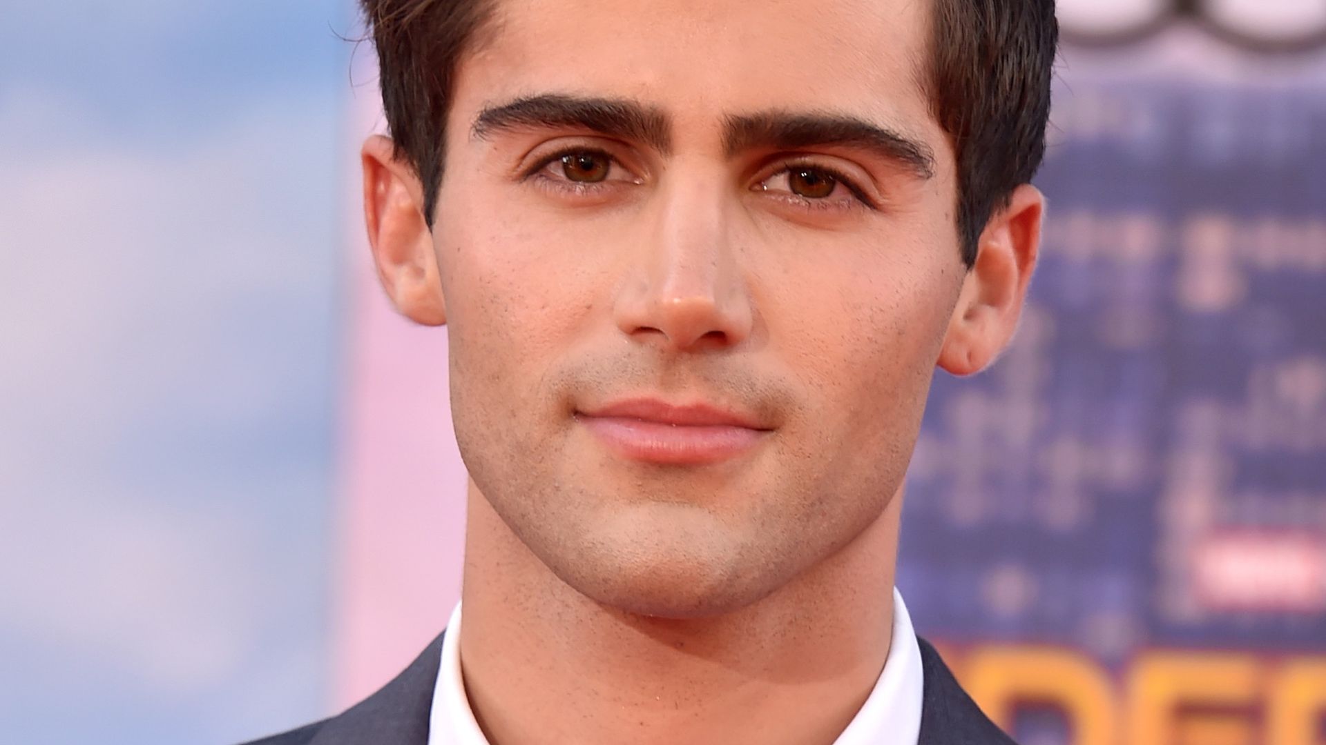 Max Ehrich | Promiflash.de