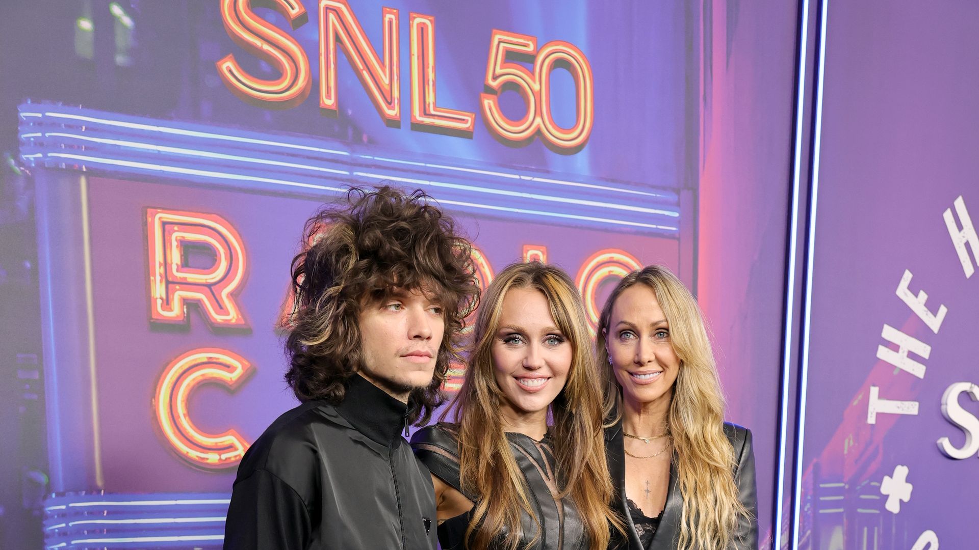 Miley Cyrus glänzt mit Maxx und Mama Tish auf Red Carpet