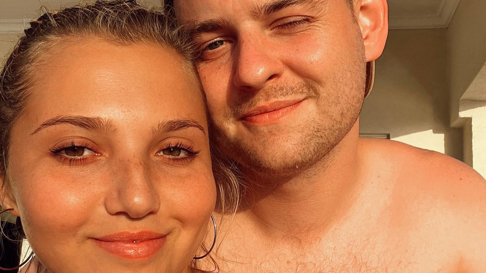 Mia McKenna-Bruce und ihr Partner Tom Leach haben geheiratet