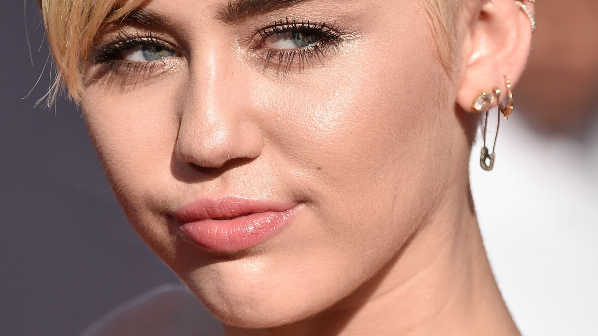 Miley Cyrus Nose Piercing Miley Cyrus Nose Sales Ring