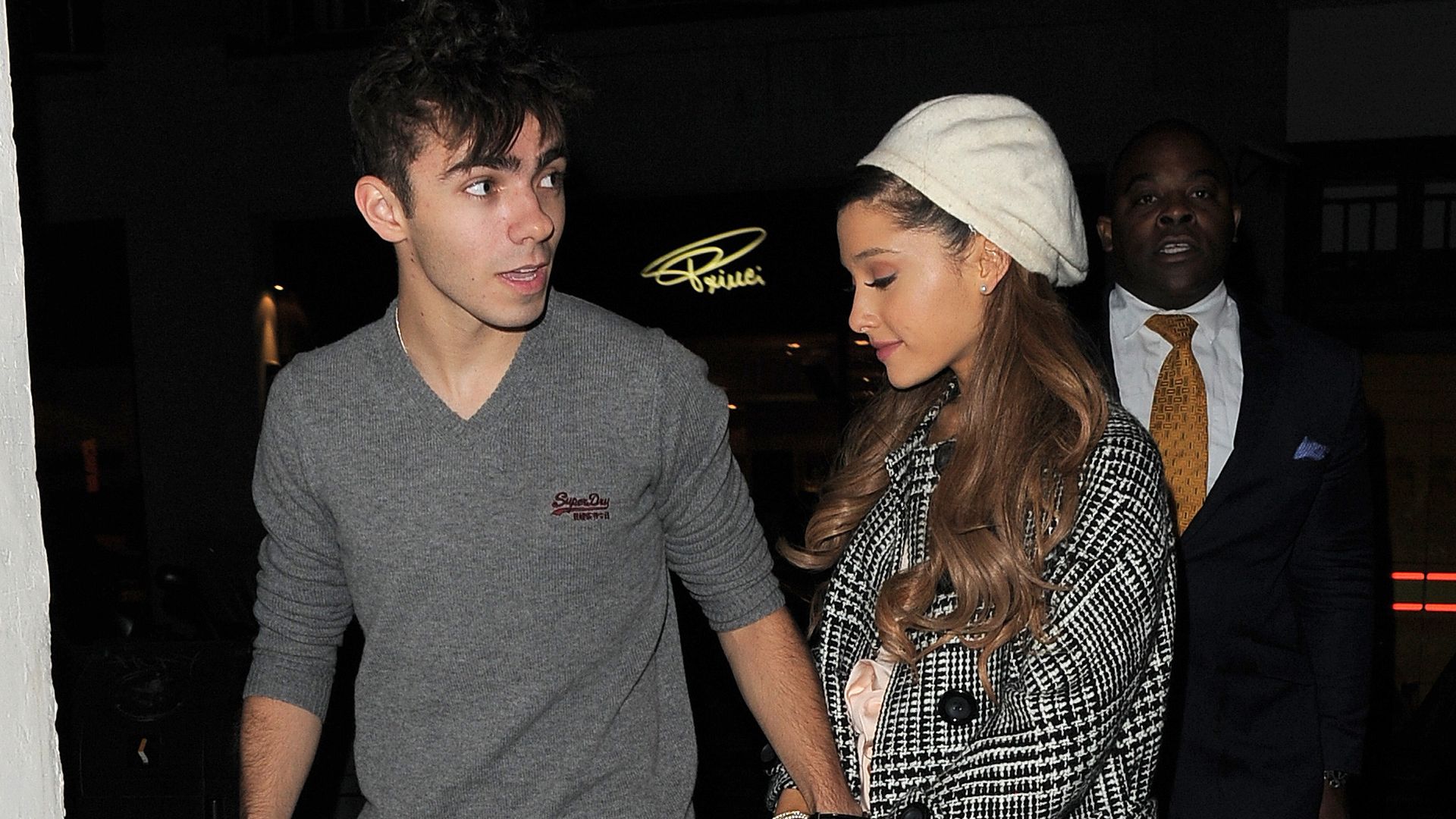 Sie zeigen ihr Glück: Ariana & Nathan Hand in Hand | Promiflash.de