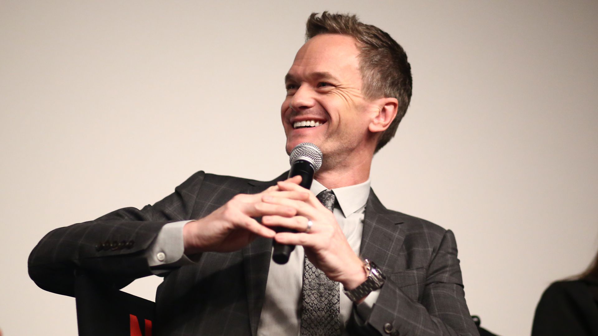 Suit up! Neil Patrick Harris in bester Barney-Stinson-Manier