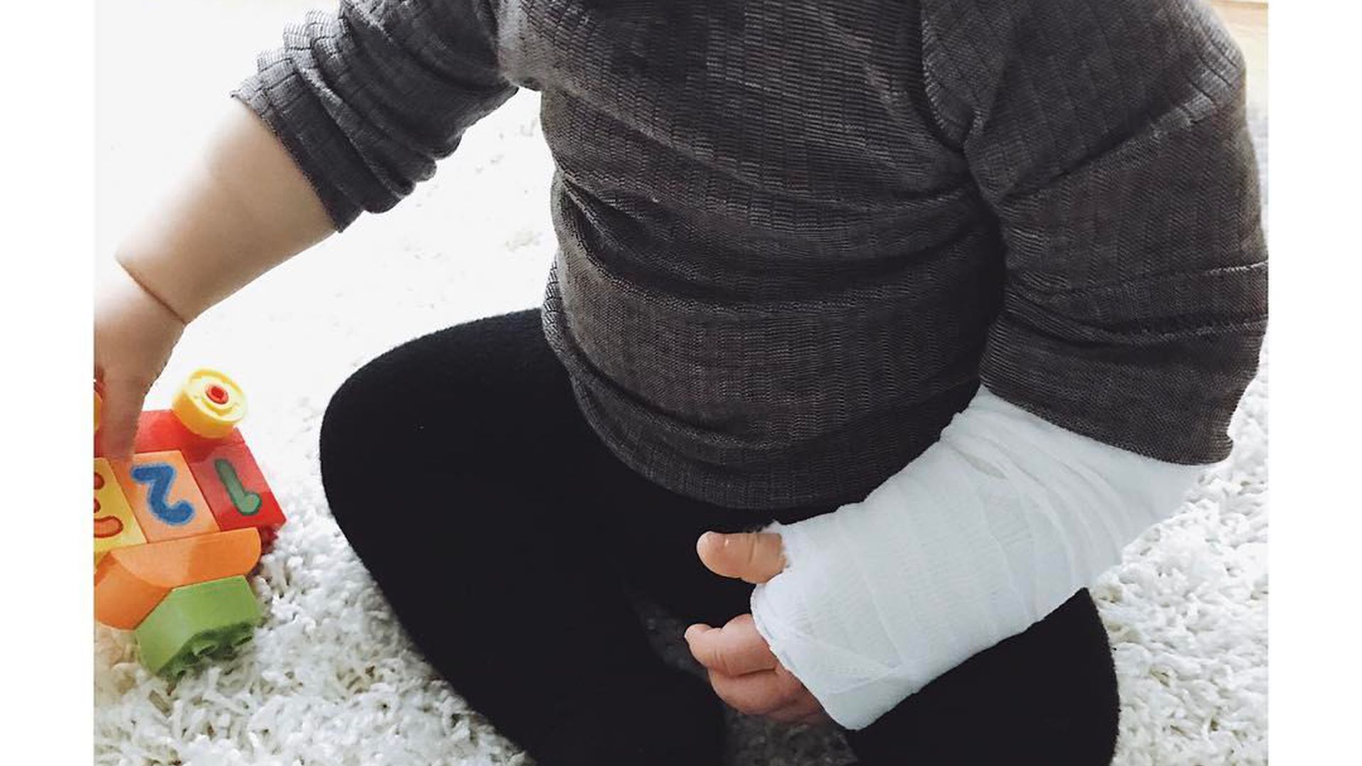 Armes Würmchen! Nela Lees Söhnchen Nicolas mit Mini-Gipsarm | Promiflash.de