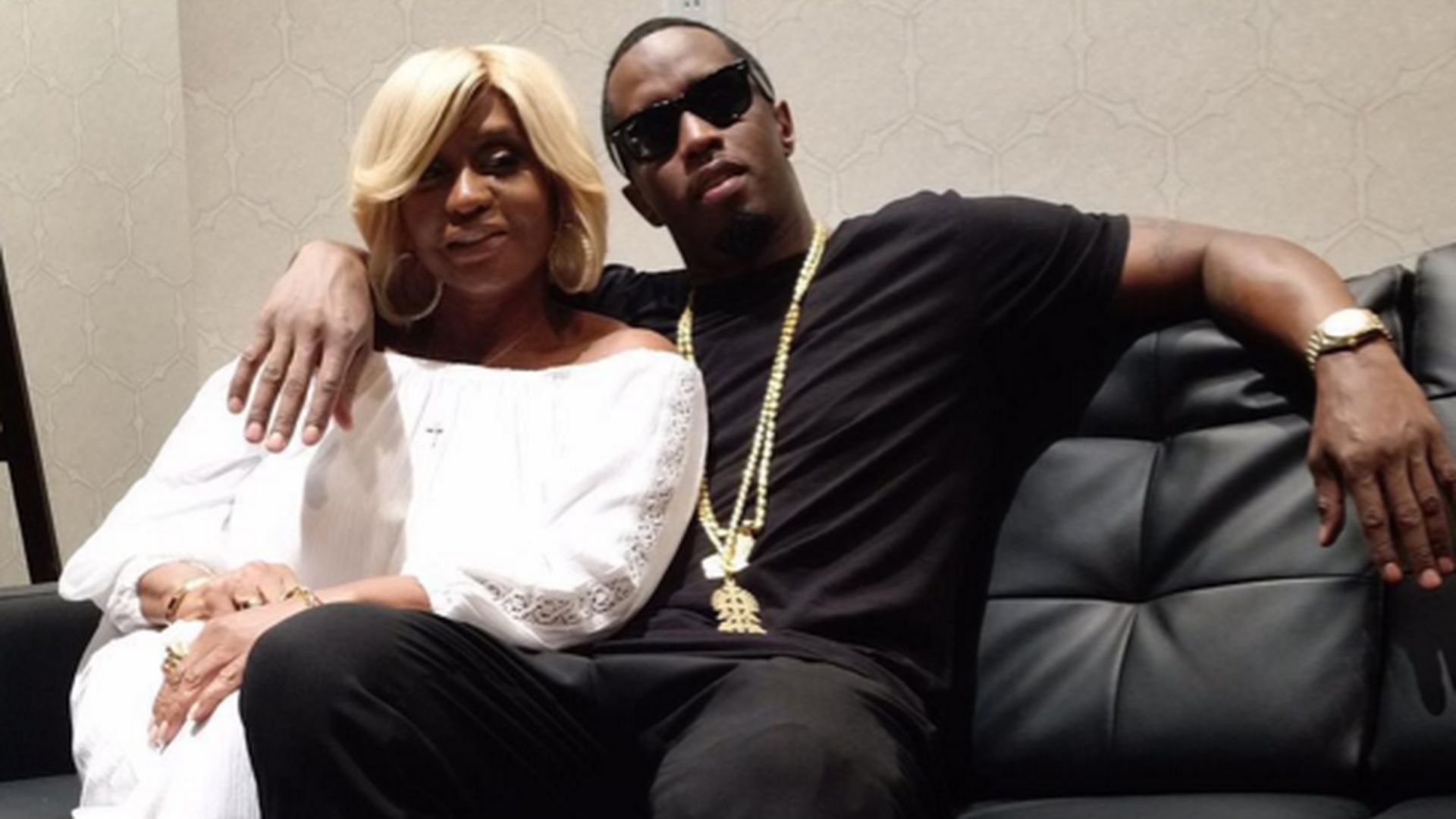 Sanfter Bad Boy: P. Diddy knuddelt seine Mutter zum B-Day | Promiflash.de