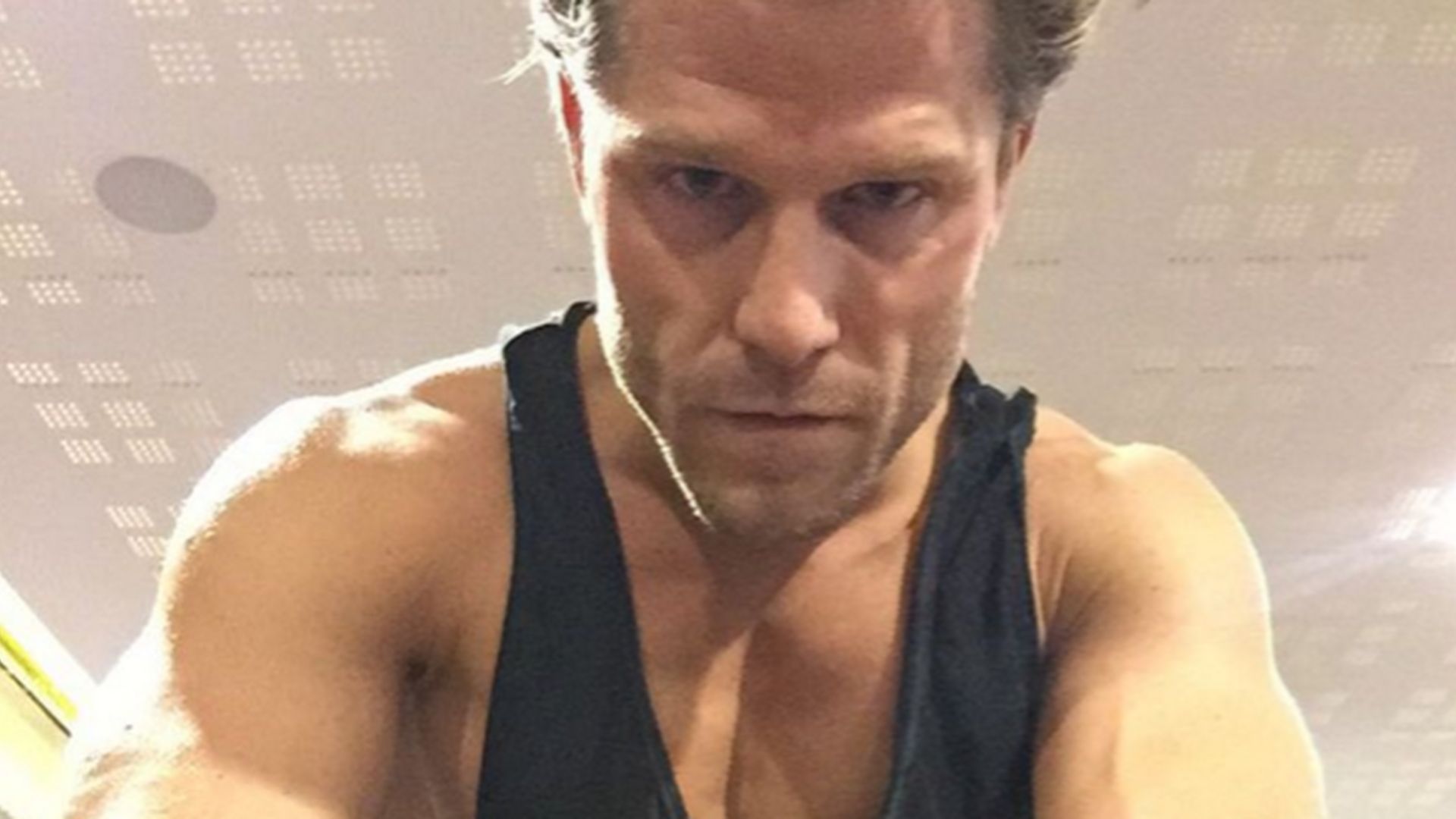 Fitness-Freak: Bachelor Paul Janke zeigt heiße Muckis! | Promiflash.de