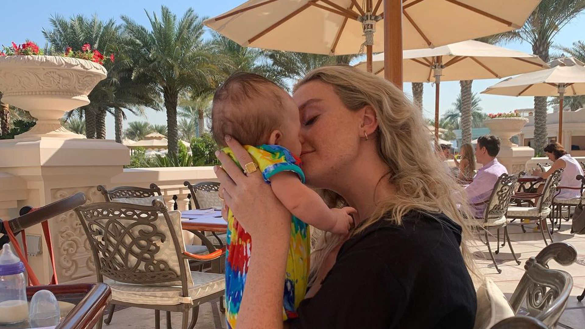 Süßer Schnappschuss: Perrie Edwards knuddelt ihr Baby Axel