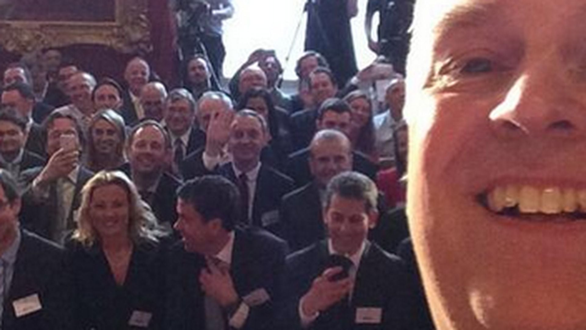 1. Royal Selfie! Prinz Andrew hat sich getraut | Promiflash.de