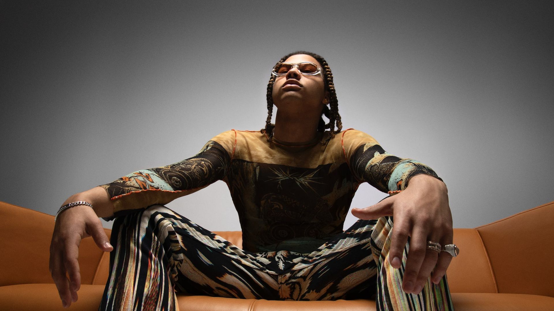 Nach TikTok-Hype: US-Rapper 24kGoldn in 14 Ländern auf Eins!