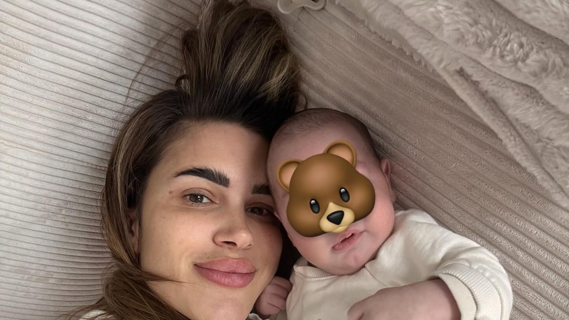 "Du und ich": So süß kuschelt Rebecca Ries mit ihrem Baby