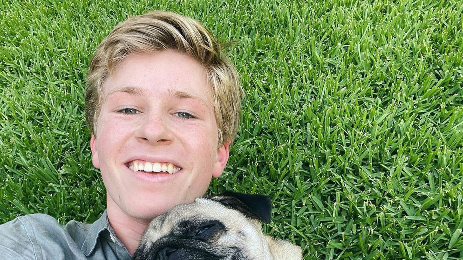 Papa Steve als Vorbild: Robert Irwin überzeugt beim Surfen