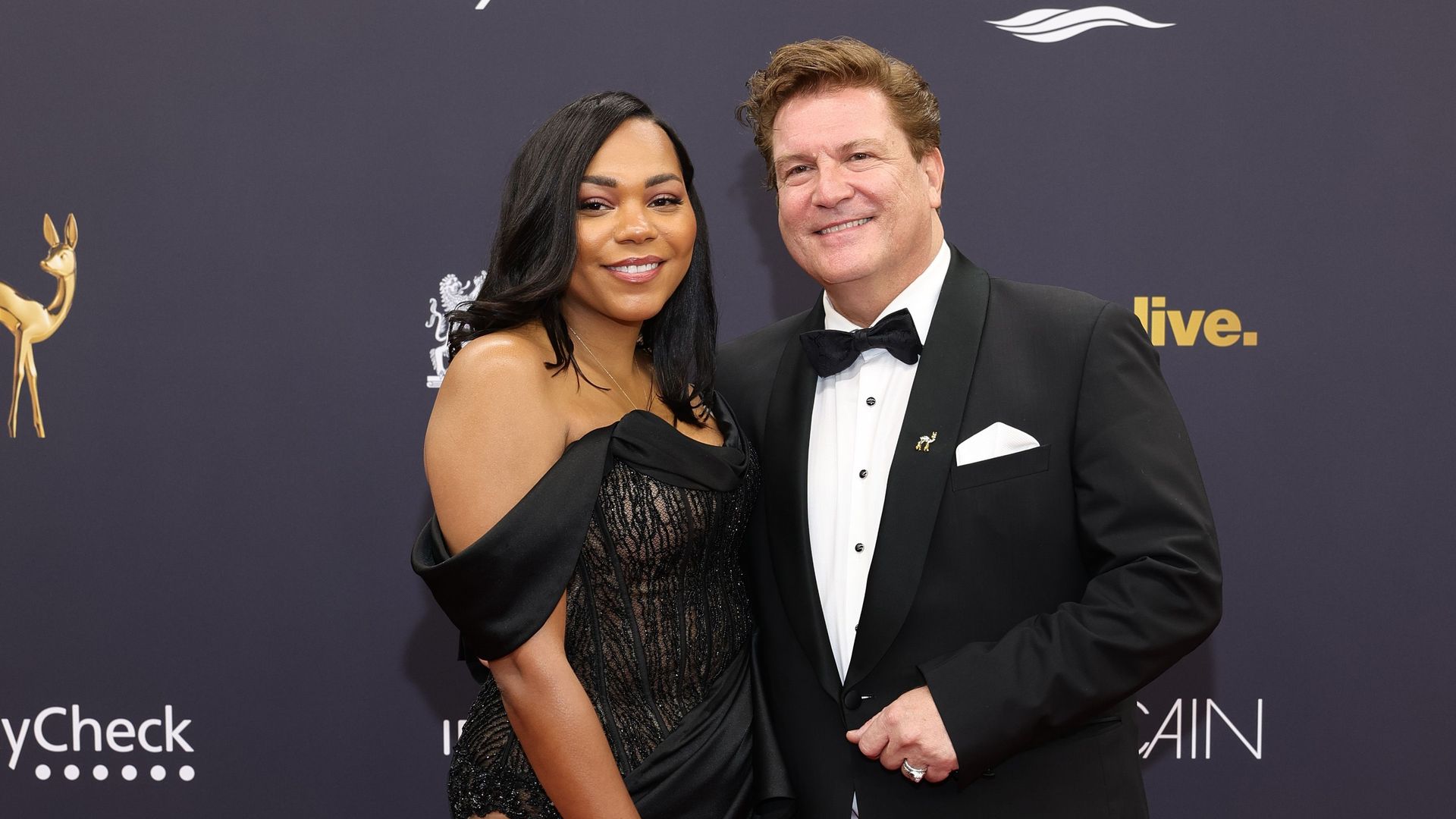 Francis Fulton-Smith feiert Red-Carpet-Debüt mit Salomea