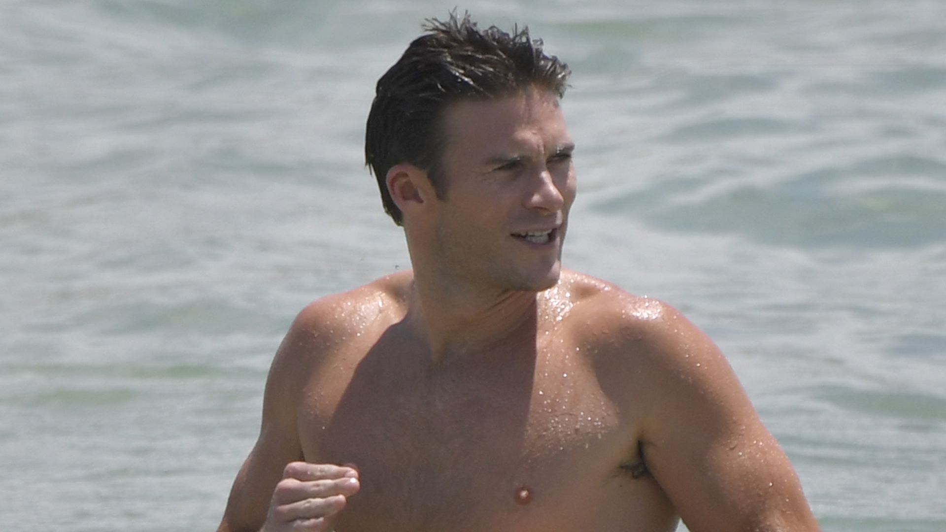 Sexy Wellenbrecher: Scott Eastwood lässt die Muskeln spielen ...