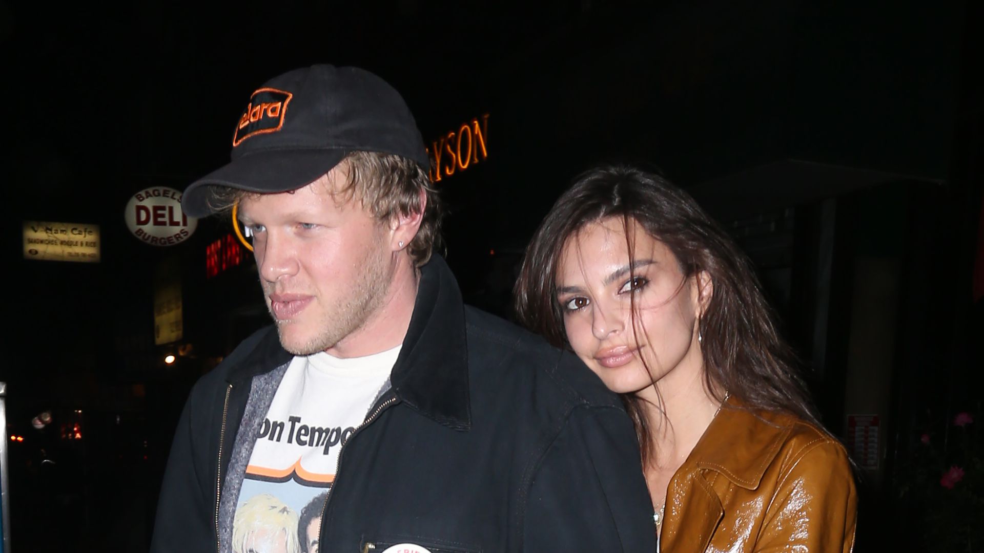 Bei Date-Night: Emily Ratajkowski kuschelt sich an Ehemann | Promiflash.de