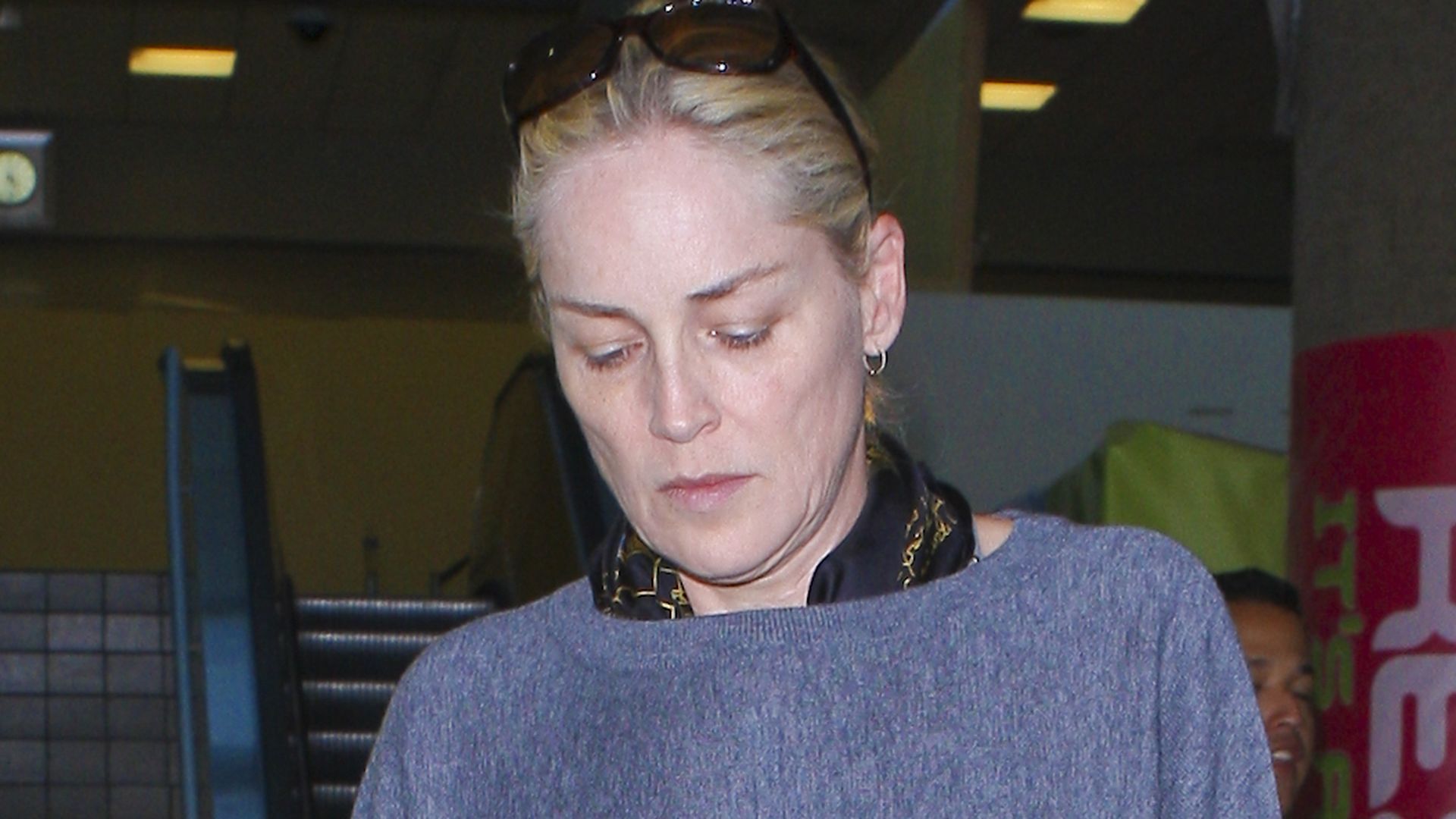 Müde und blass: Das ist Sharon Stone ungeschminkt | Promiflash.de