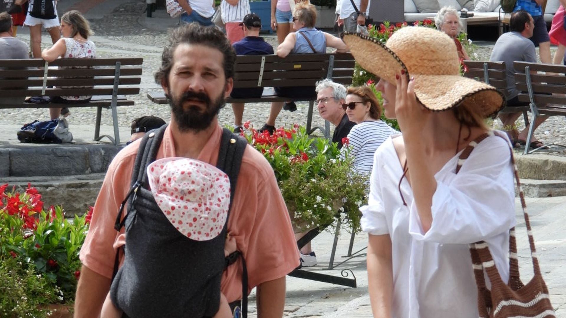 Urlaub mit Baby Isabel: Shia LaBeouf und Mia Goth in Italien