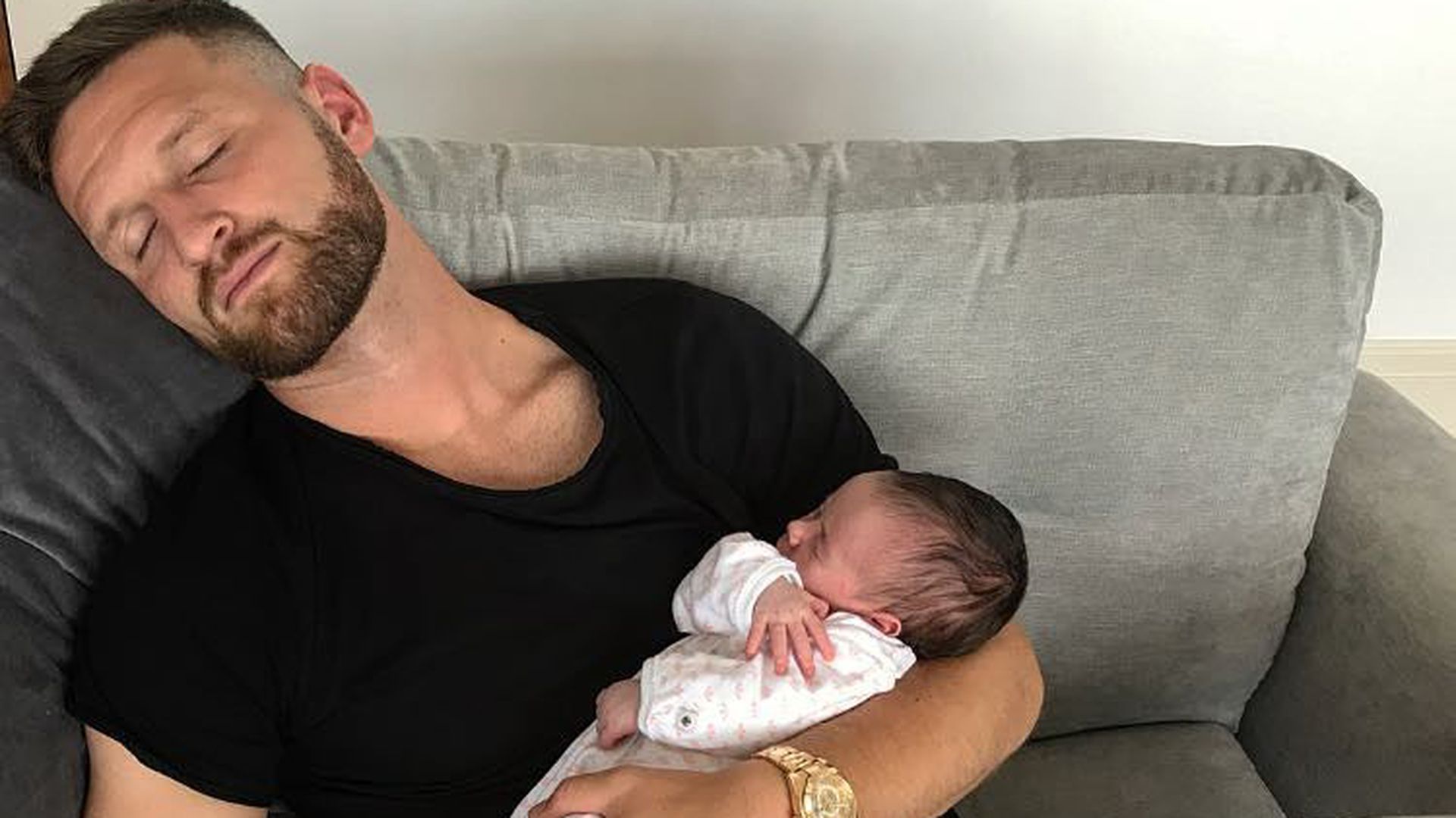 Heißer Daddy: Weltmeister Mustafi zeigt seine süße Tochter! | Promiflash.de