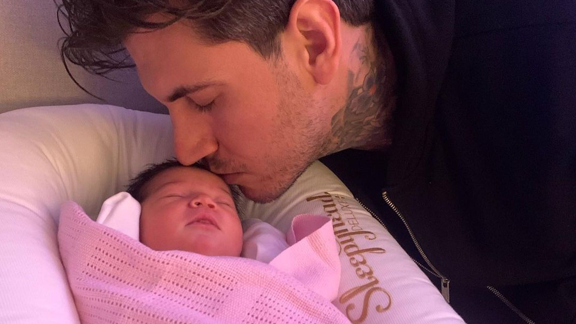 Ein Mädchen: UK-"Love Island"-Star Terry ist Papa geworden