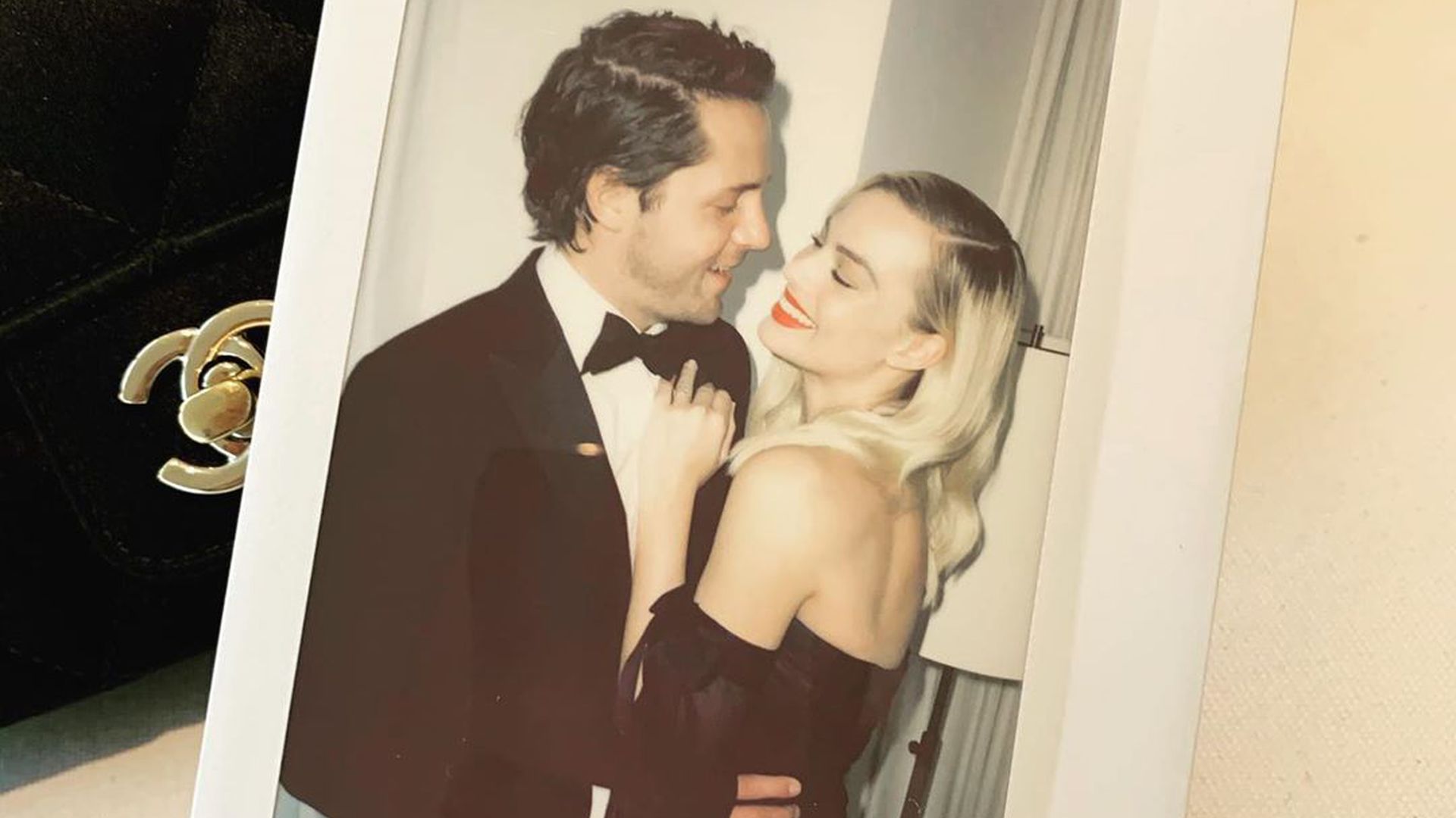 Backstage-Moment: Margot Robbie postet Polaroid mit Ehemann!