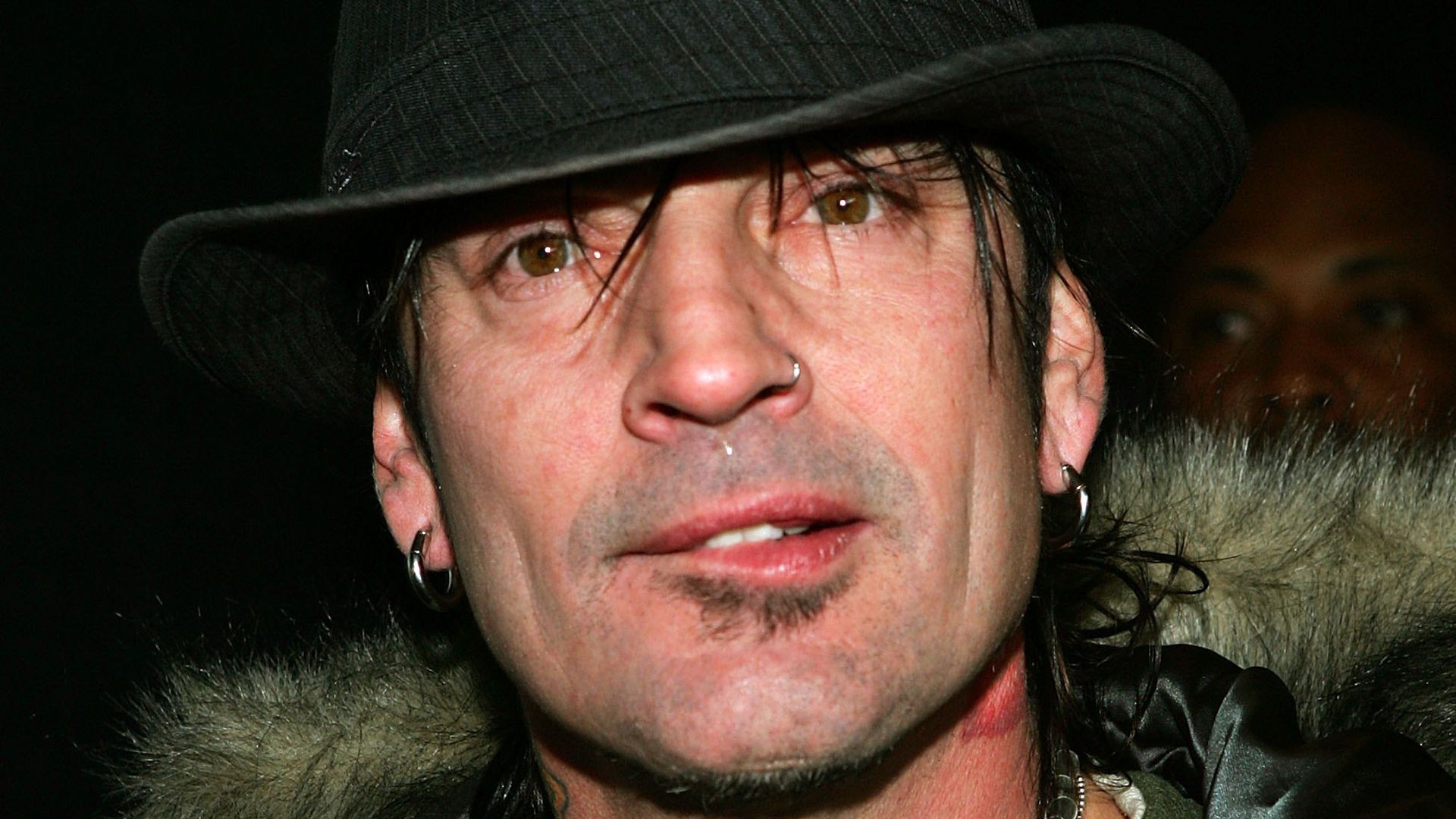 Für Netflix-Biopic: Tommy Lee wird von Rapper MGK gespielt | Promiflash.de