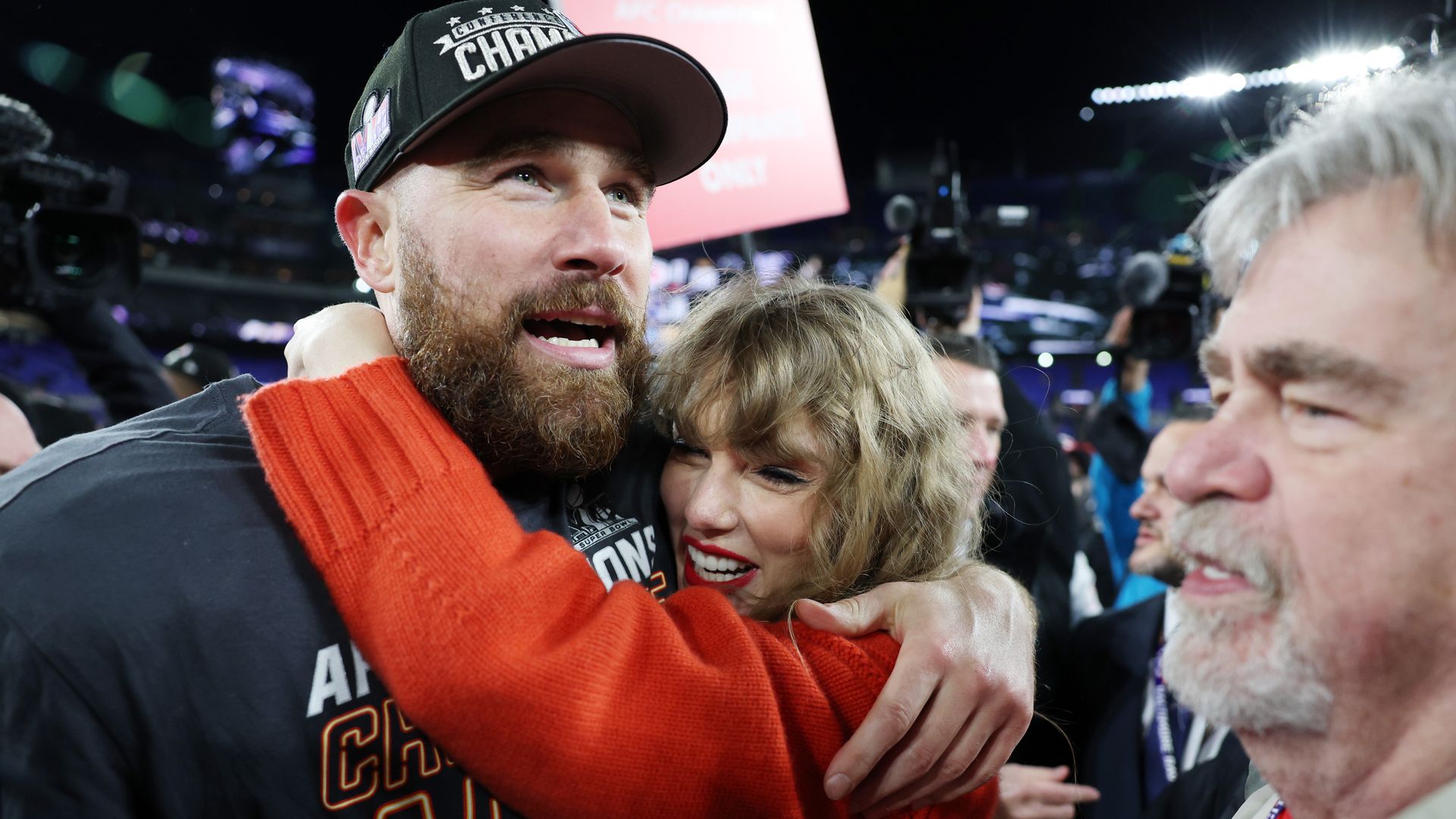 Taylor Swift: Mitten in TV-Übertragung - Intimer Moment mit Travis Kelce