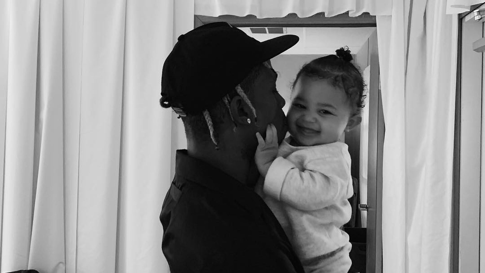 Auf Schmusekurs: Süßes Pic von Travis Scott und Baby Stormi | Promiflash.de
