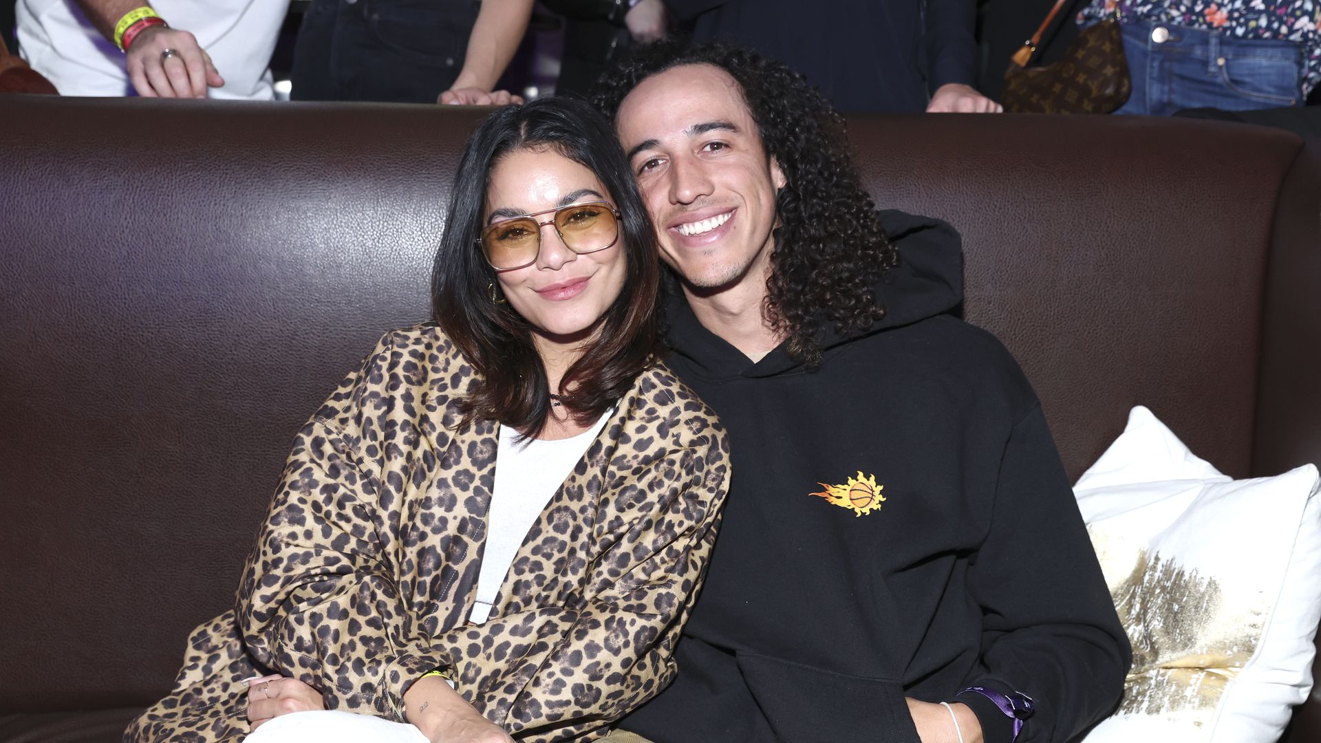 XL-Babybauch: Schwangere Vanessa Hudgens spaziert mit Cole