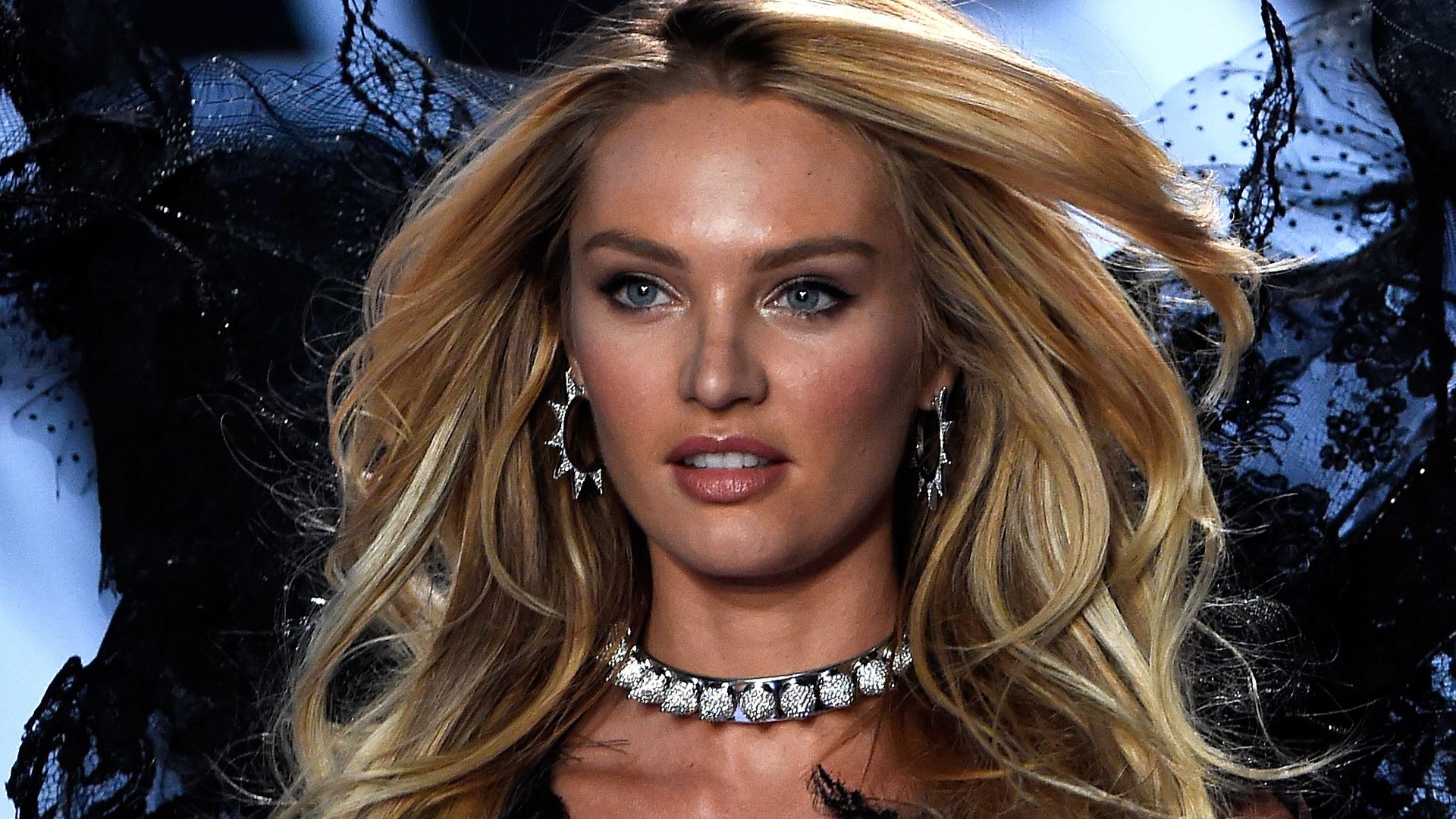 Candice Swanepoel: Heiße Bikini-Show am Strand!