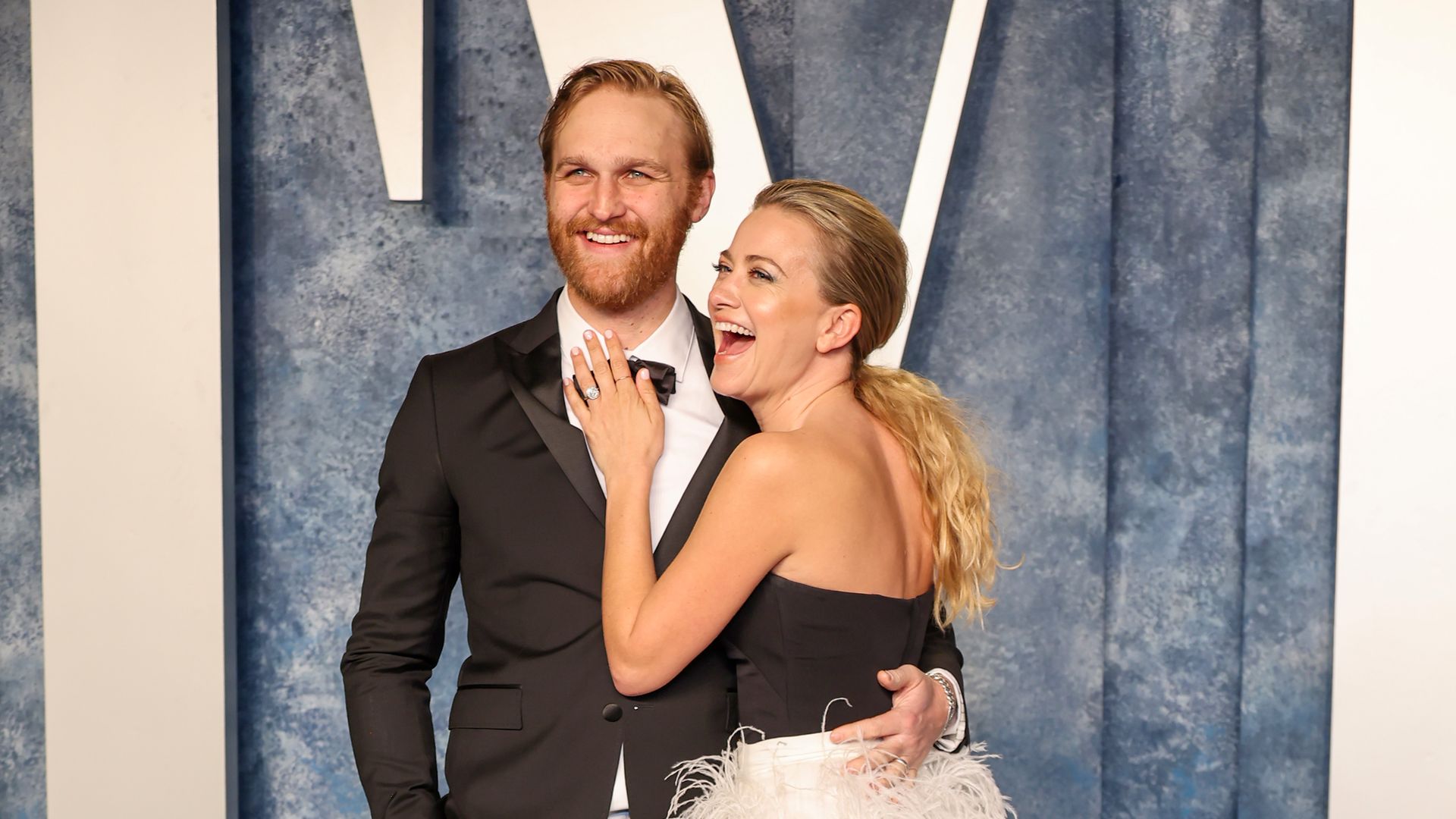 Wyatt Russell posiert mit hochschwangerer Frau Meredith!