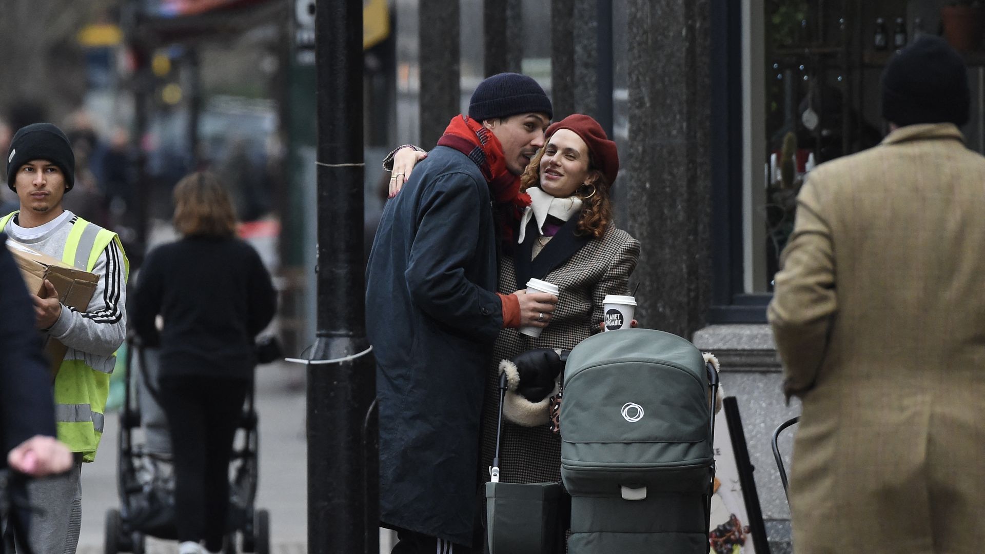 Jessica Brown Findlay erstmals nach Zwillingsgeburt gesehen