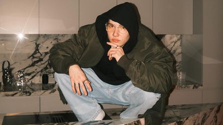 Sängerin Ikkimel sperrt Fan auf der Bühne in Hundekäfig ein