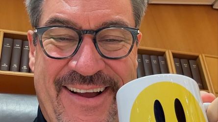 Markus Söder tritt an Fasching als King of Rock 'n' Roll auf