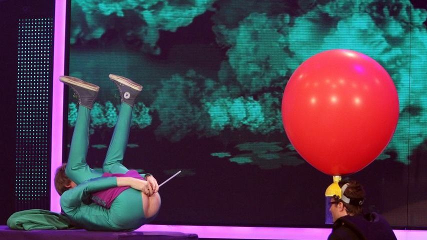 Video: Super-Furzer zeigt blanken Hintern | Promiflash.de