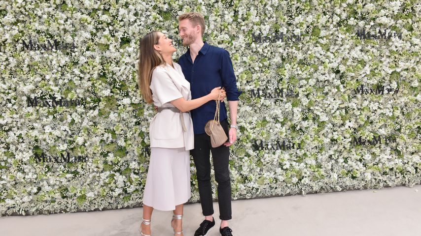 Nach Geburt: André Schürrle & Anna verliebt auf Red Carpet! | Promiflash.de