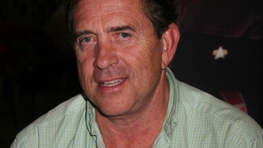 "Alle unter einem Dach"-Star Barry Jenner ist tot | Promiflash.de