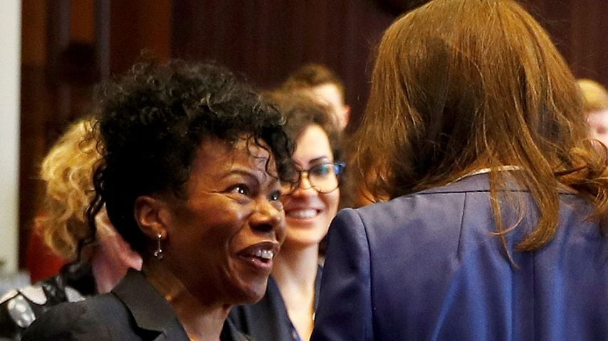 Gegen das Protokoll: Herzogin Kate umarmt Charlottes Hebamme ...